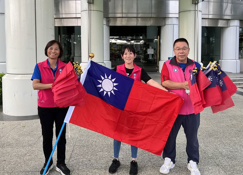 國民黨台南市議會黨團成員發國旗 民眾踴躍索取 - 臺灣導報