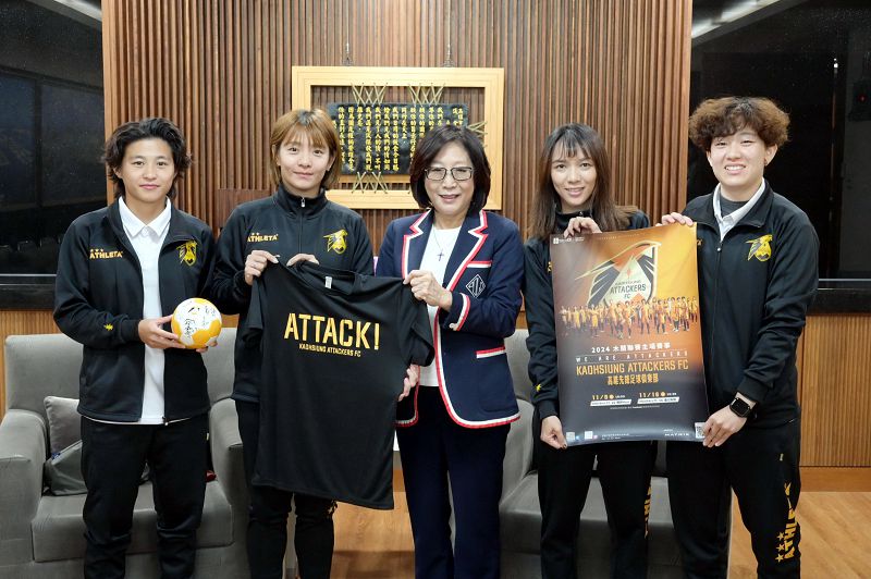 議長康裕成接見2024木蘭足球聯賽冠軍隊ATTACKERS先鋒女足王牌隊員 - 臺灣導報